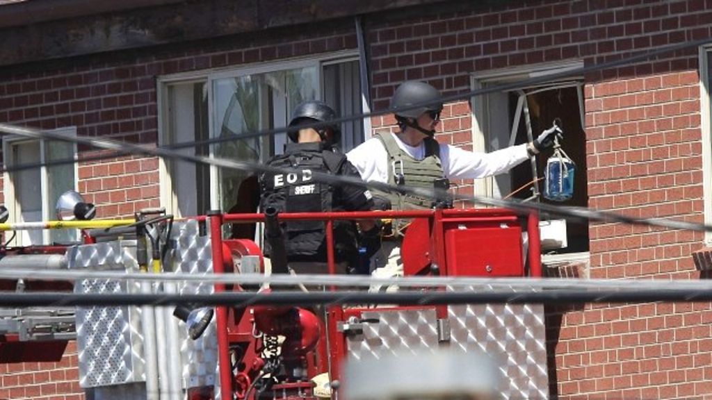Colorado massacre: Bomb squad in suspect's flat - BBC News