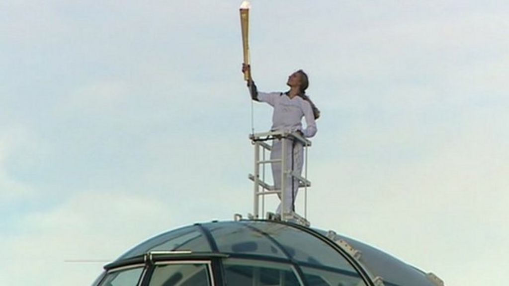 Olympic torch: Flame takes flight on London Eye - BBC News