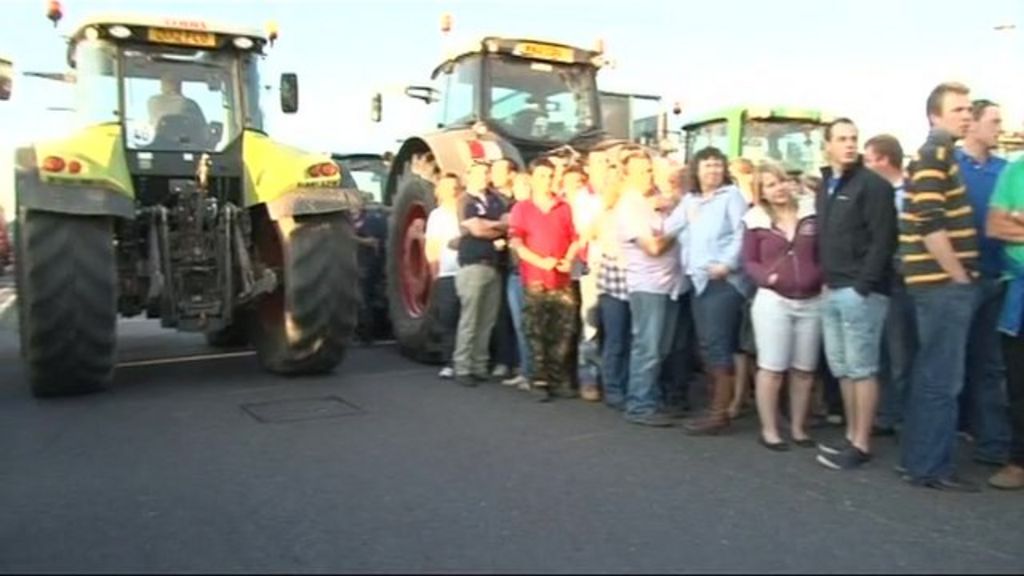 Milk protest: Dairy farmers continue blockade action - BBC News