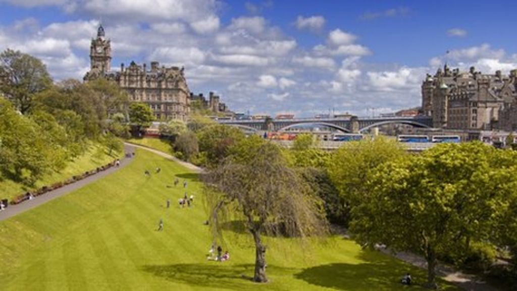 Edinburgh scoops record 24 Green Flag awards for parks - BBC News