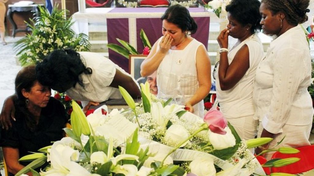 Hundreds mourn Cuban dissident Oswaldo Paya - BBC News