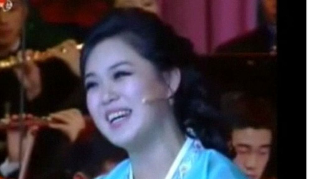 Kim Jong-un and his wife Ri Sol-ju visit theme park - BBC News