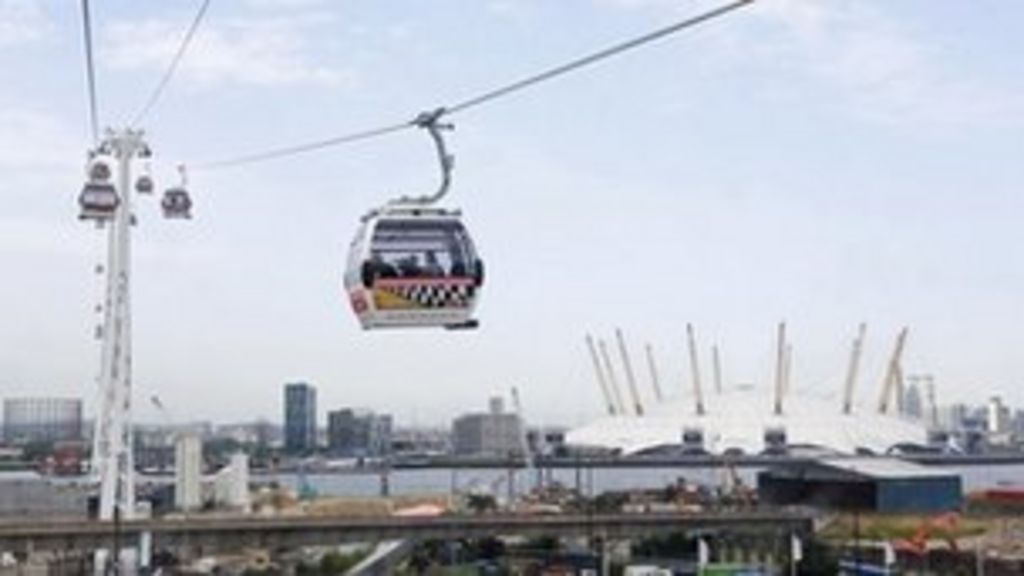 Thames cable car stopped for 20 minutes due to storm - BBC News