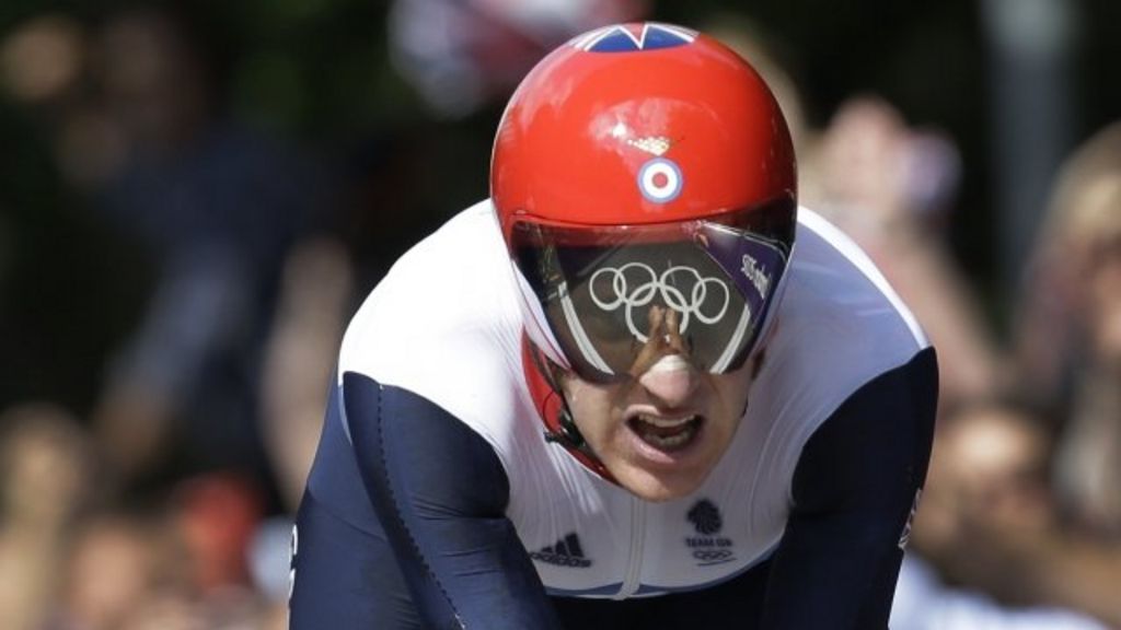 Bradley Wiggins calls for bike helmet law - BBC News