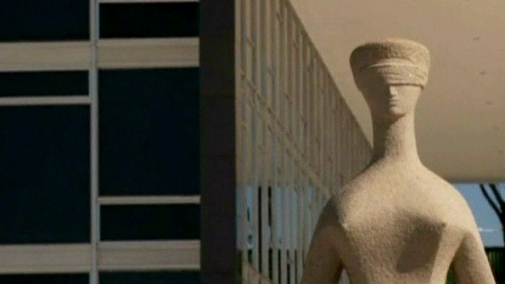 Brazil's biggest corruption trial gets under way - BBC News