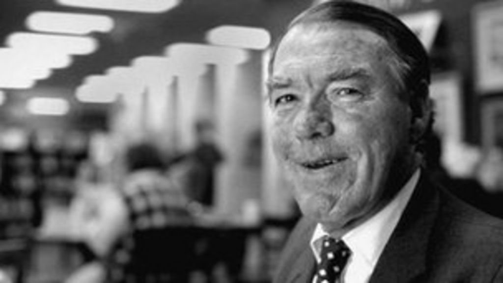 Military historian Sir John Keegan dies, aged 78 - BBC News