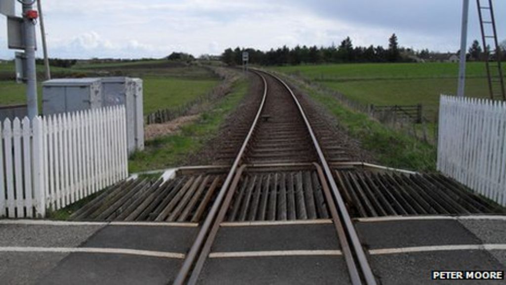 Network Rail to upgrade open Scottish level crossings - BBC News