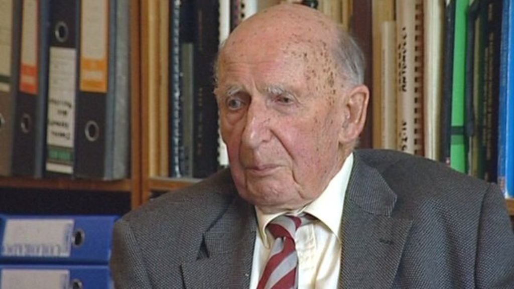 Pioneering UK scientist Sir Bernard Lovell dies at 98 - BBC News