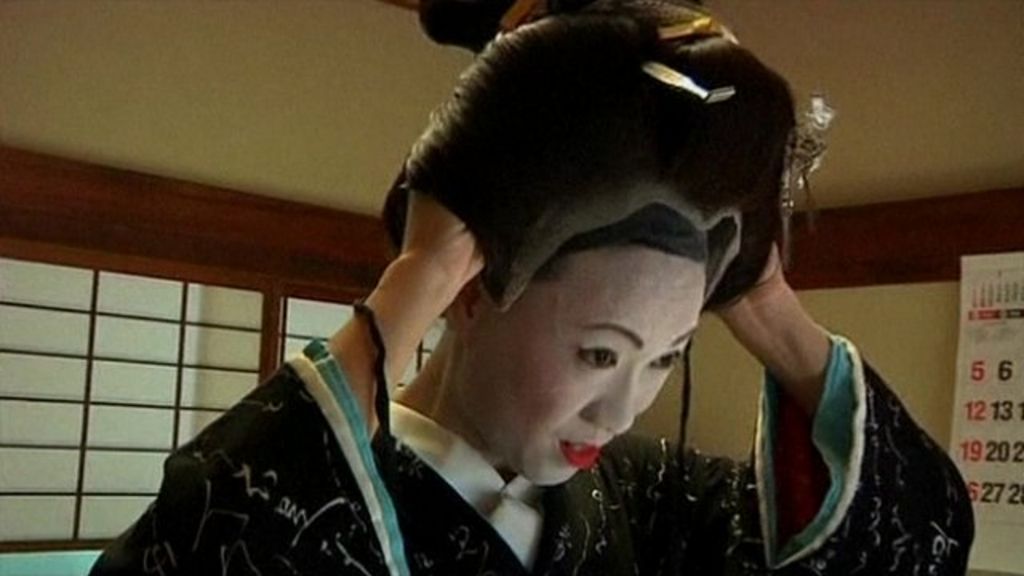The Chinese girl training to keep Japan's geisha tradition alive - BBC News