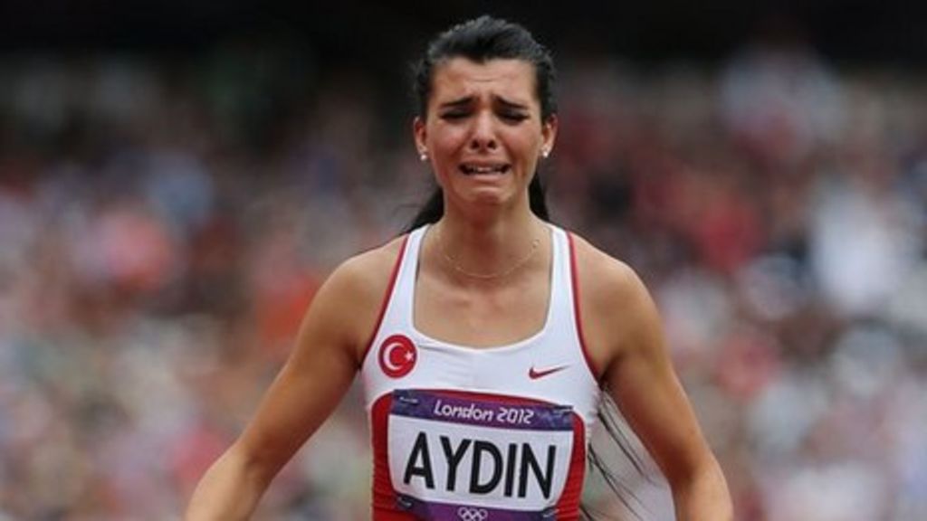 Injured runner limps to 800m finish line - BBC Newsround