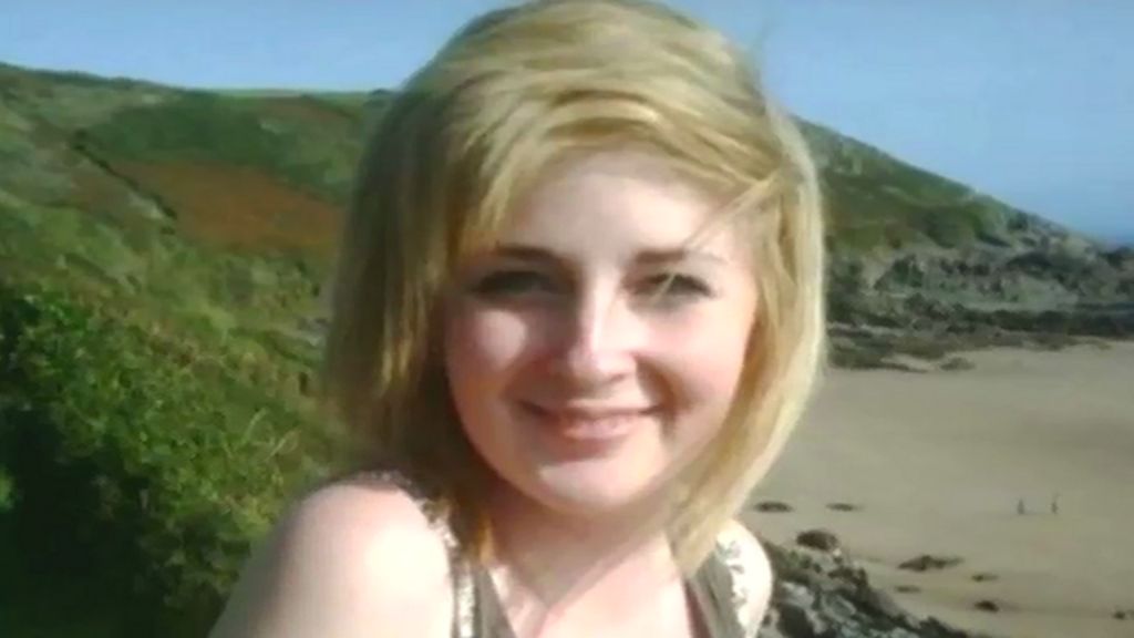 Rebecca Aylward: Mother's anger at paintings of killer - BBC News