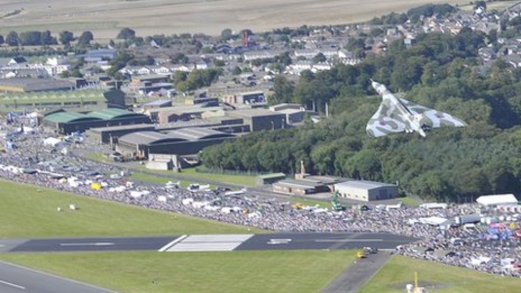 RAF Leuchars Airshow: Motorists must use park and ride sites - BBC News