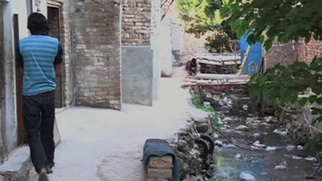Pakistani workers struggle to find proper housing in Islamabad - BBC News