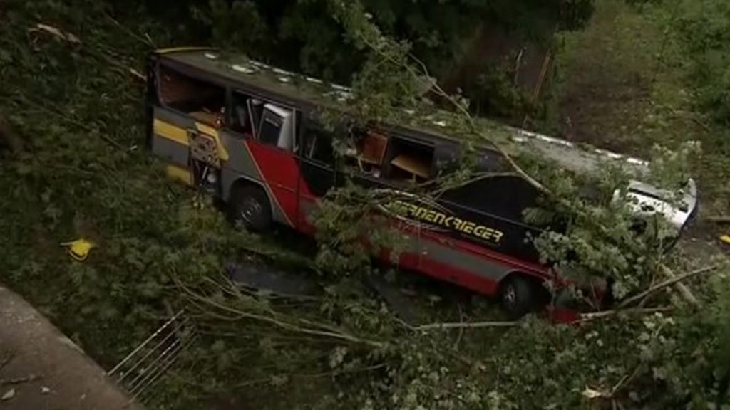 US band coach crash 'not at accident hotspot' - BBC News