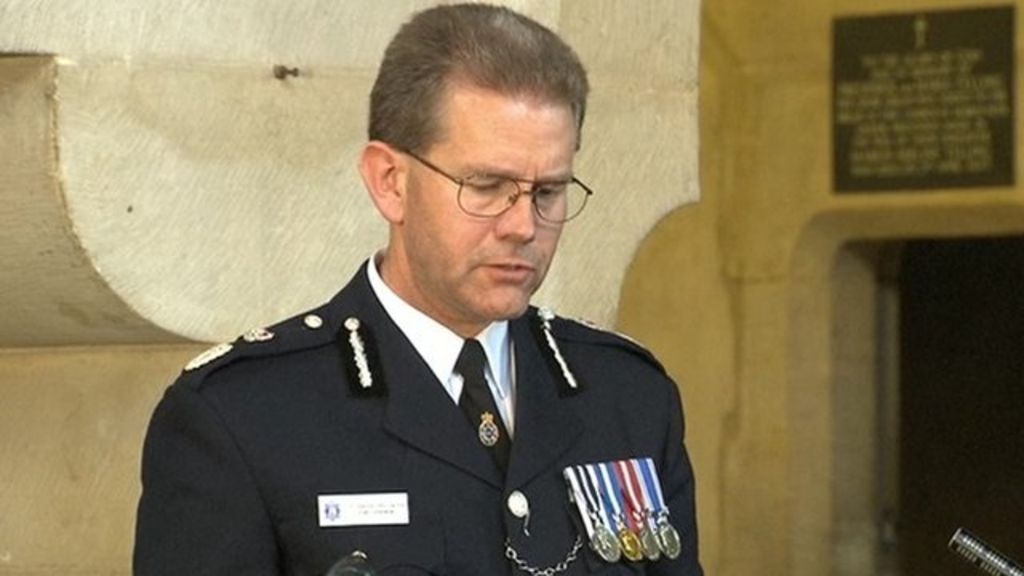 PC Ian Dibell's bravery remembered at memorial service - BBC News