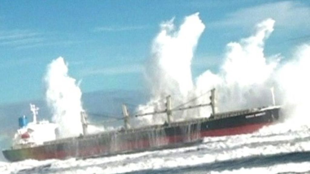 Stranded ship is buffeted by waves off Chilean coast - BBC News