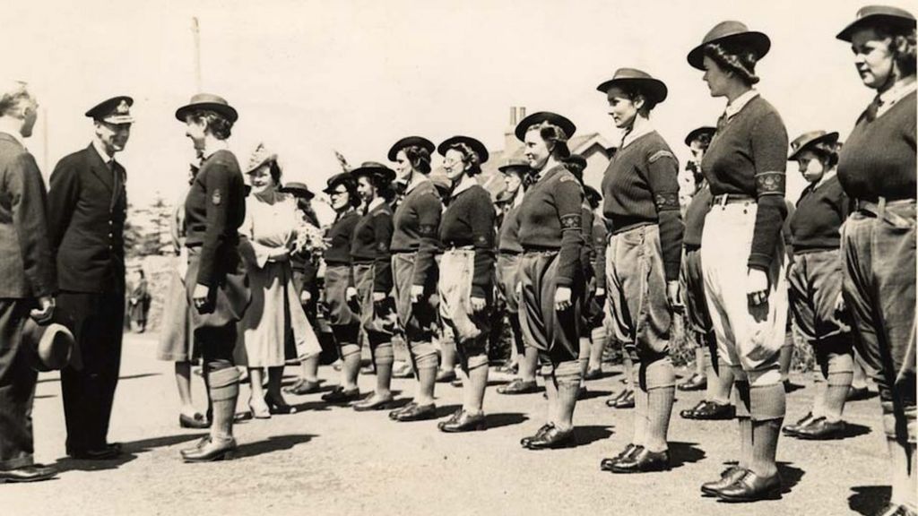 Women's Land Army revisits Cregneash in World War II - BBC News