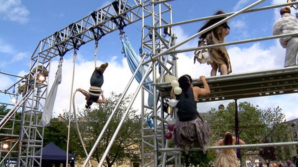 Edinburgh performers take to the air for limbo dance - BBC News