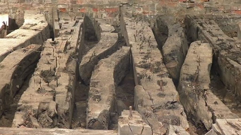 Remains of historic warship found in Chatham - BBC News