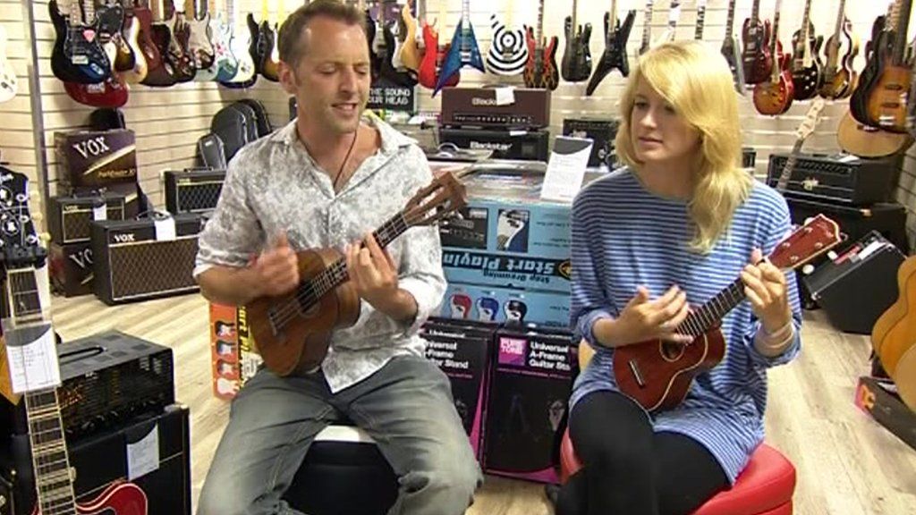 Nicky Campbell composes song for ukulele band - BBC News