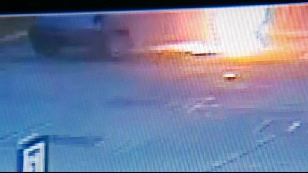 CCTV of car fire on Strood petrol station forecourt - BBC News