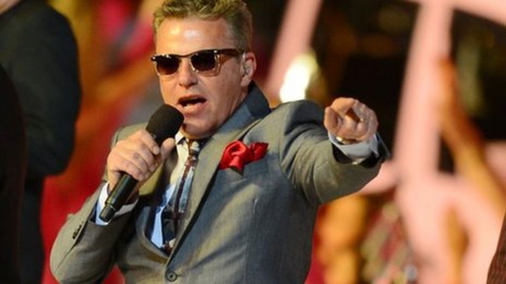 Suggs stars in an Edinburgh Festival show about his life - BBC News