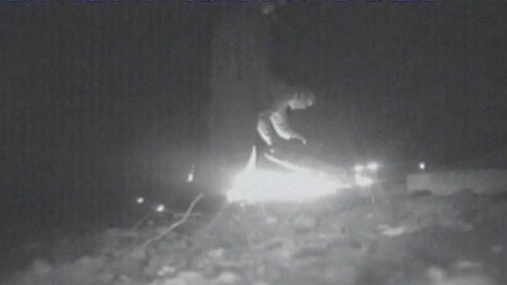CCTV captures rail cable theft - BBC News
