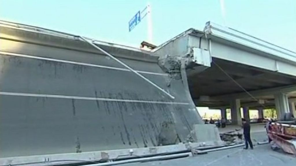 Three dead in newly-built Chinese bridge collapse - BBC News