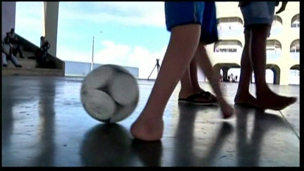 Brazilian boy with no feet to train at Barcelona - BBC News