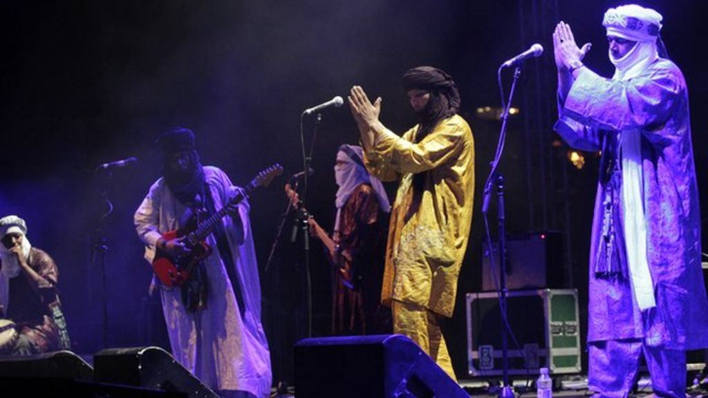 Songs for Mali's desert refugees - BBC News