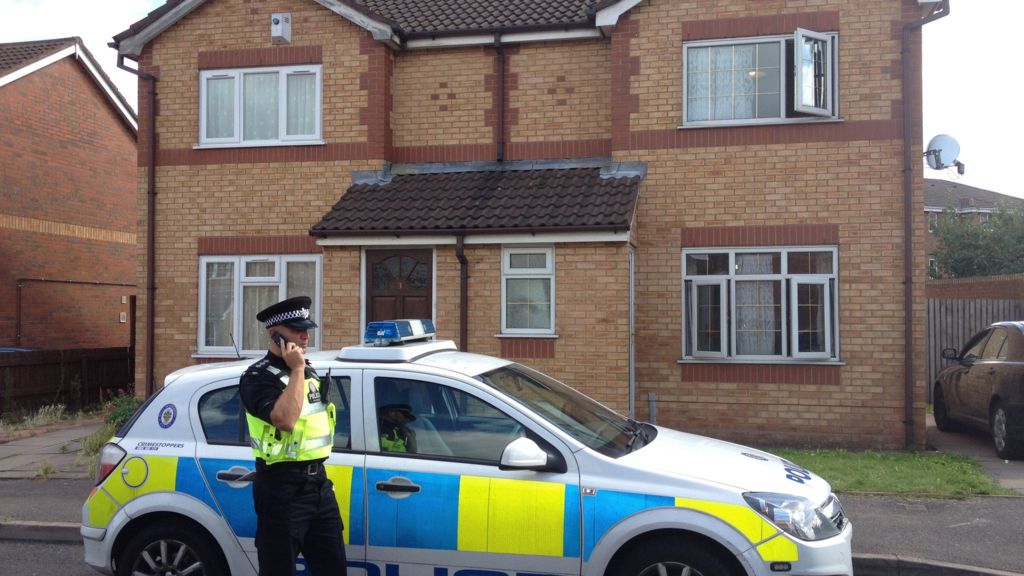 Officers treated after Birmingham drug raid - BBC News