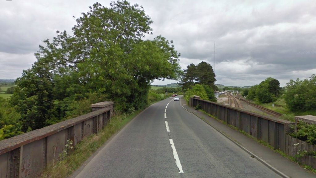 Castle Cary A371 bridge closure plan postponed until January - BBC News