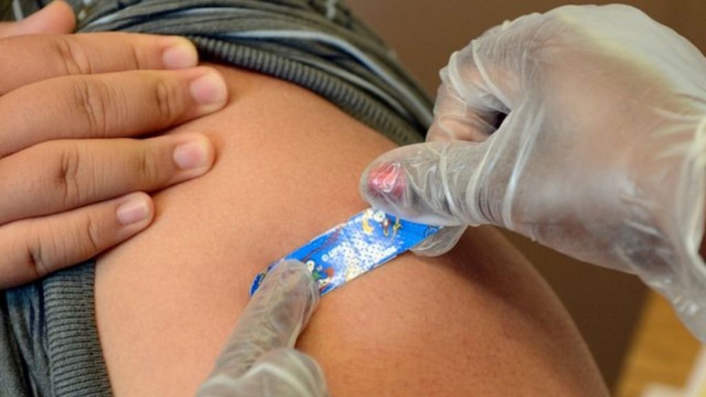 Rise in whooping cough cases prompts vaccination re-think - BBC News
