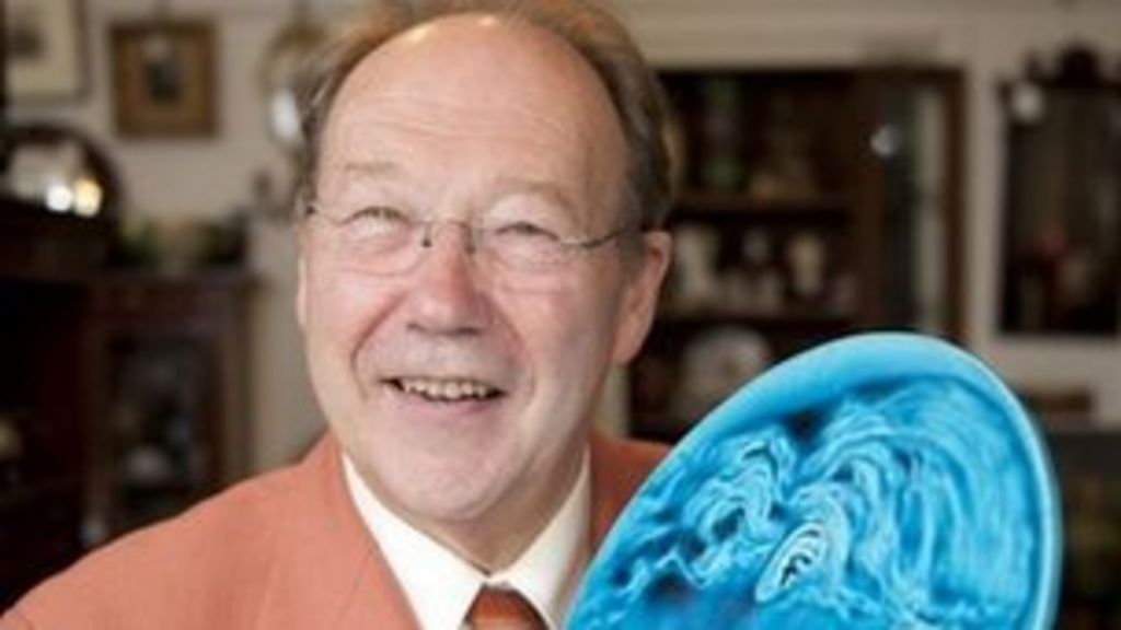Service held for television antiques expert David Barby - BBC News