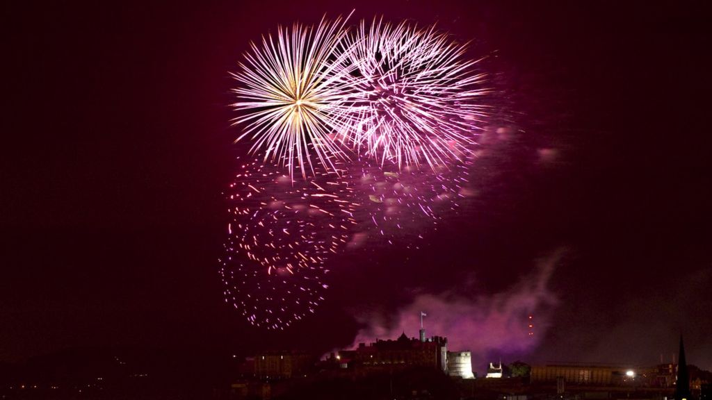 Edinburgh festival goes out with a bang - BBC News