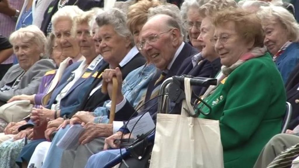 WWII code-breakers reunite at Bletchley Park - BBC News