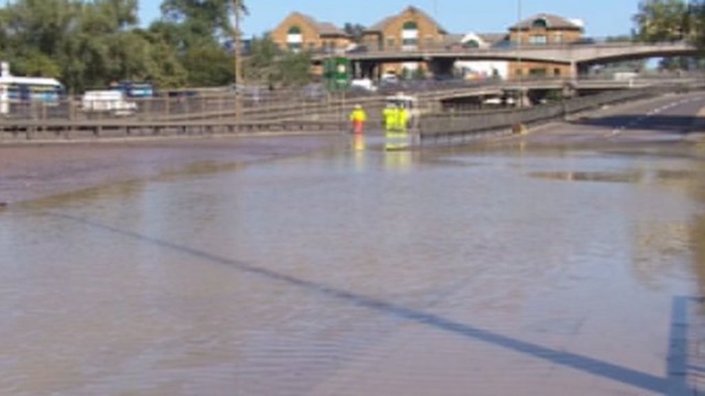 North Circular Road flood causes travel disruption - BBC News