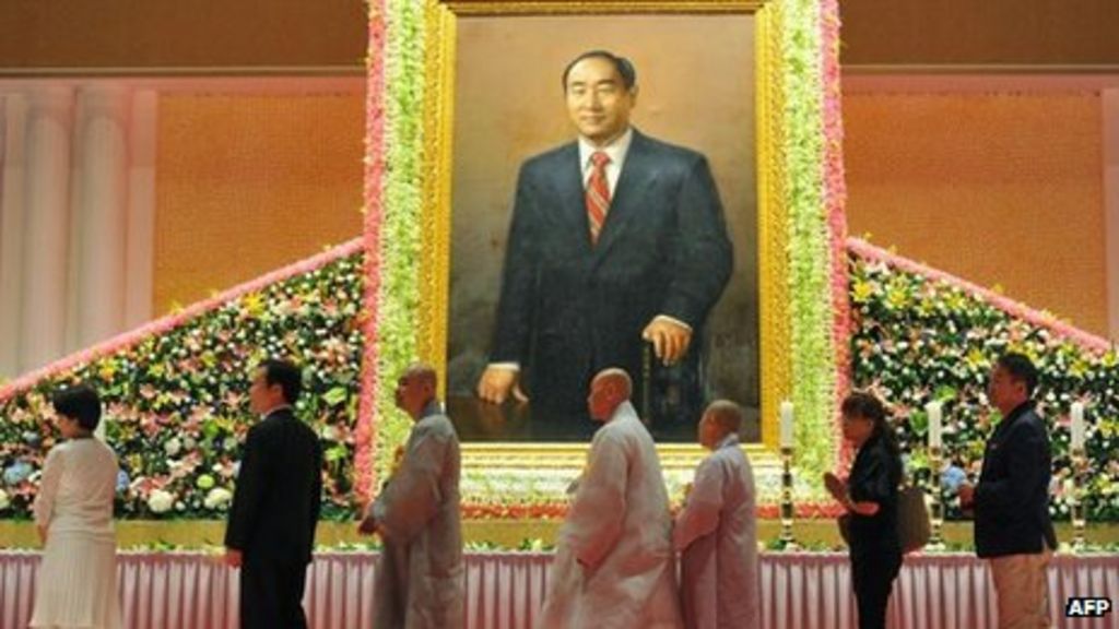 Thousands gather at wake for 'Moonies' founder Sun Myung Moon - BBC News
