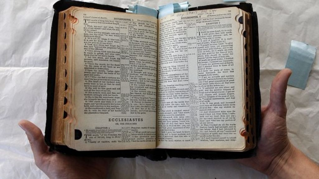 Elvis Presley's Bible is auctioned for £59,000 - BBC News