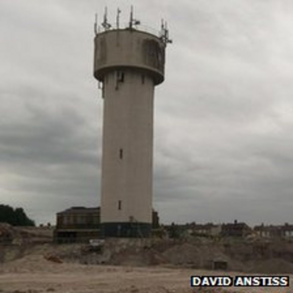 Sittingbourne's landmark water tower demolished - BBC News