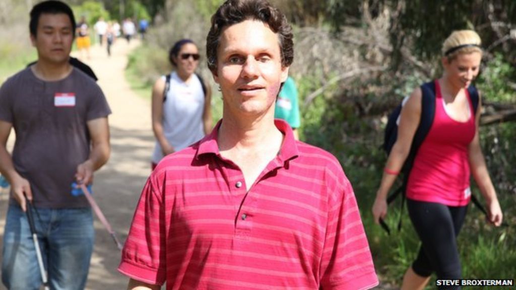 Human echolocation: Using tongue-clicks to navigate the world - BBC News