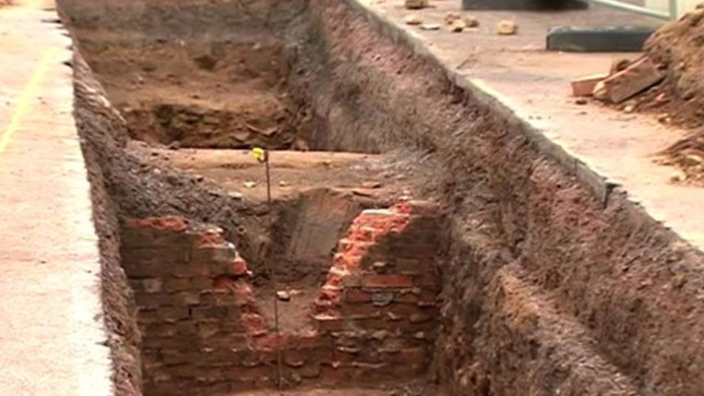 Richard III archaeological dig bones 'like king' - BBC News
