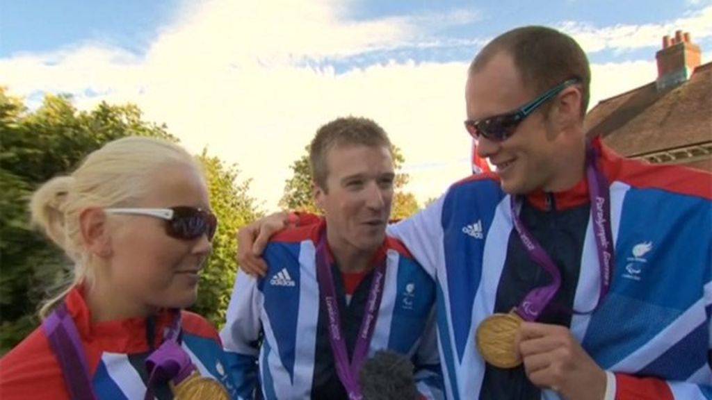 Paralympian James Roe enjoys town parade - BBC News