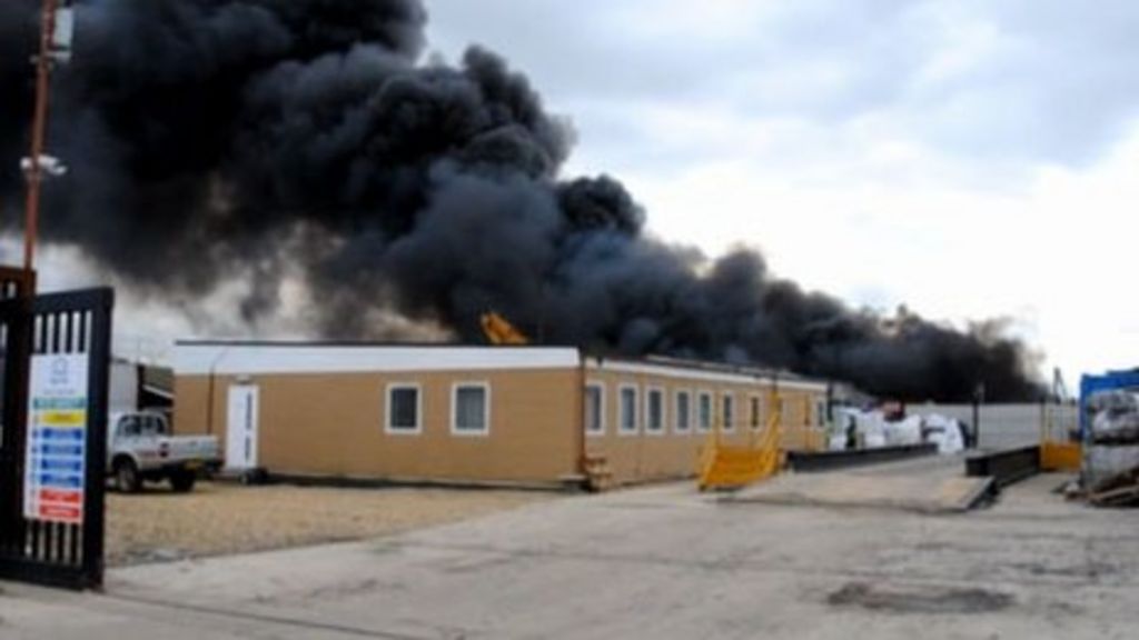 Tonnes of scrap metal destroyed in Bourne fire - BBC News