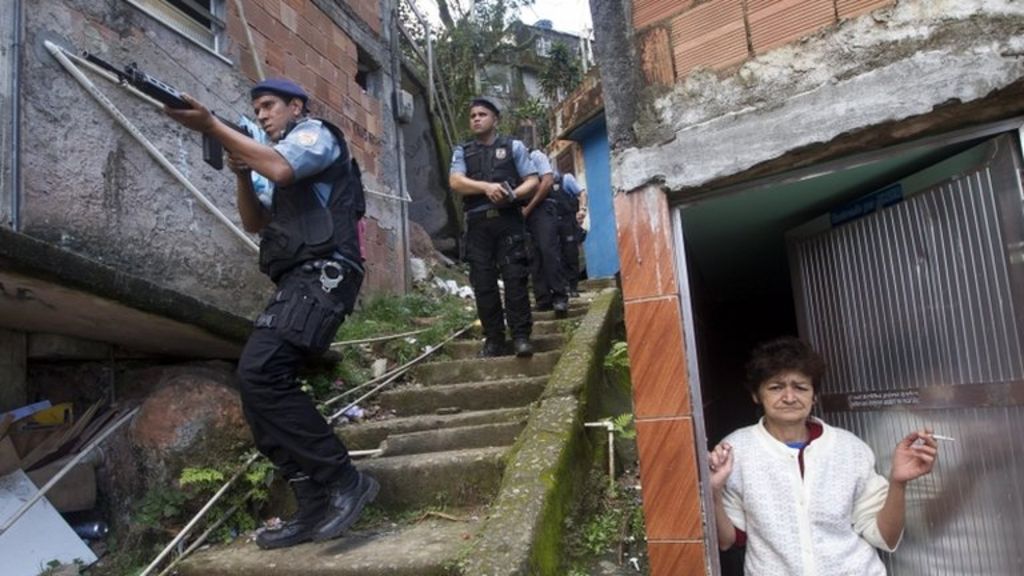 Brazil police sweep Rio favela after officer's murder - BBC News