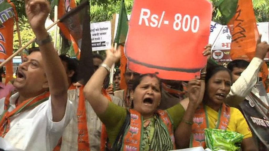 Supermarket protests across India - BBC News