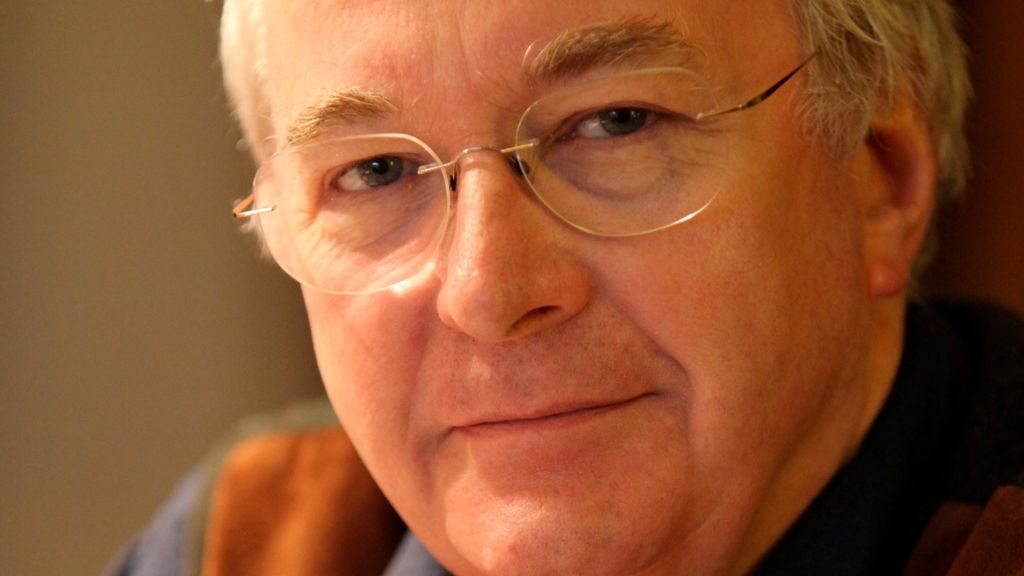 Philip Pullman turns to Grimm task - BBC News