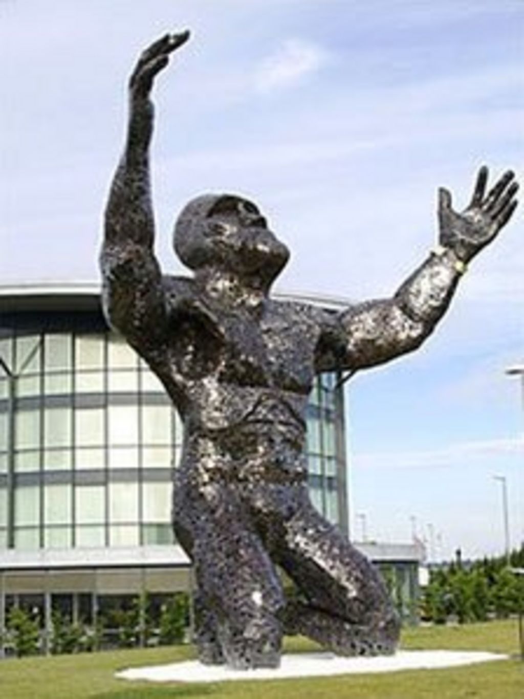 The 'Stonehenge giant' statue is put up for rent - BBC News