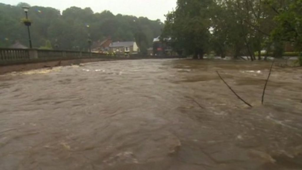 Heavy rain causes flooding across the UK - BBC News