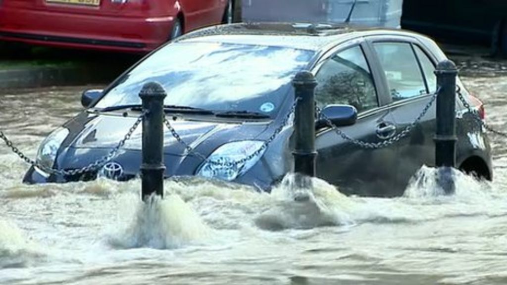 Peebles homes safe as flooding subsides - BBC News